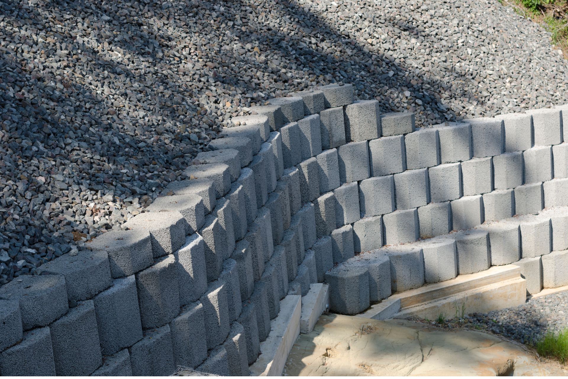 Ultimate Guide To Building A Retaining Wall On A Slope - Retaining Wall ...